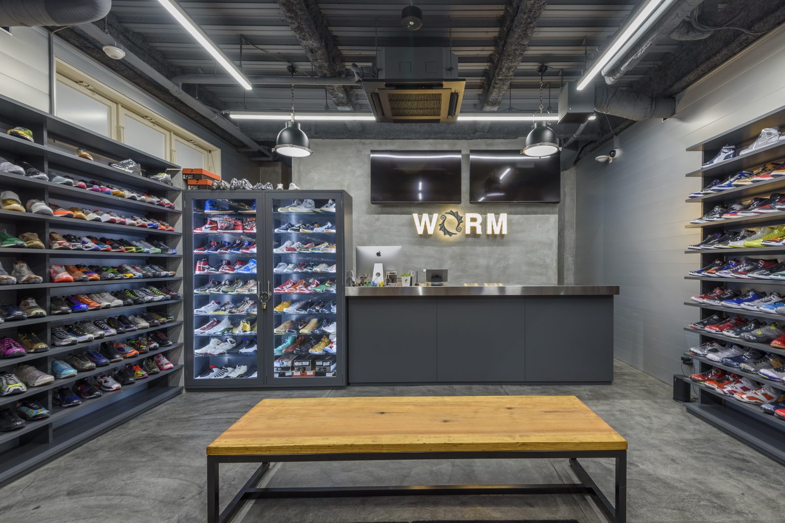 人気のスニーカーショップ「WORM TOKYO」が待望の大阪初進出。 「WORM OSAKA」オープン | コメ兵ホールディングス
